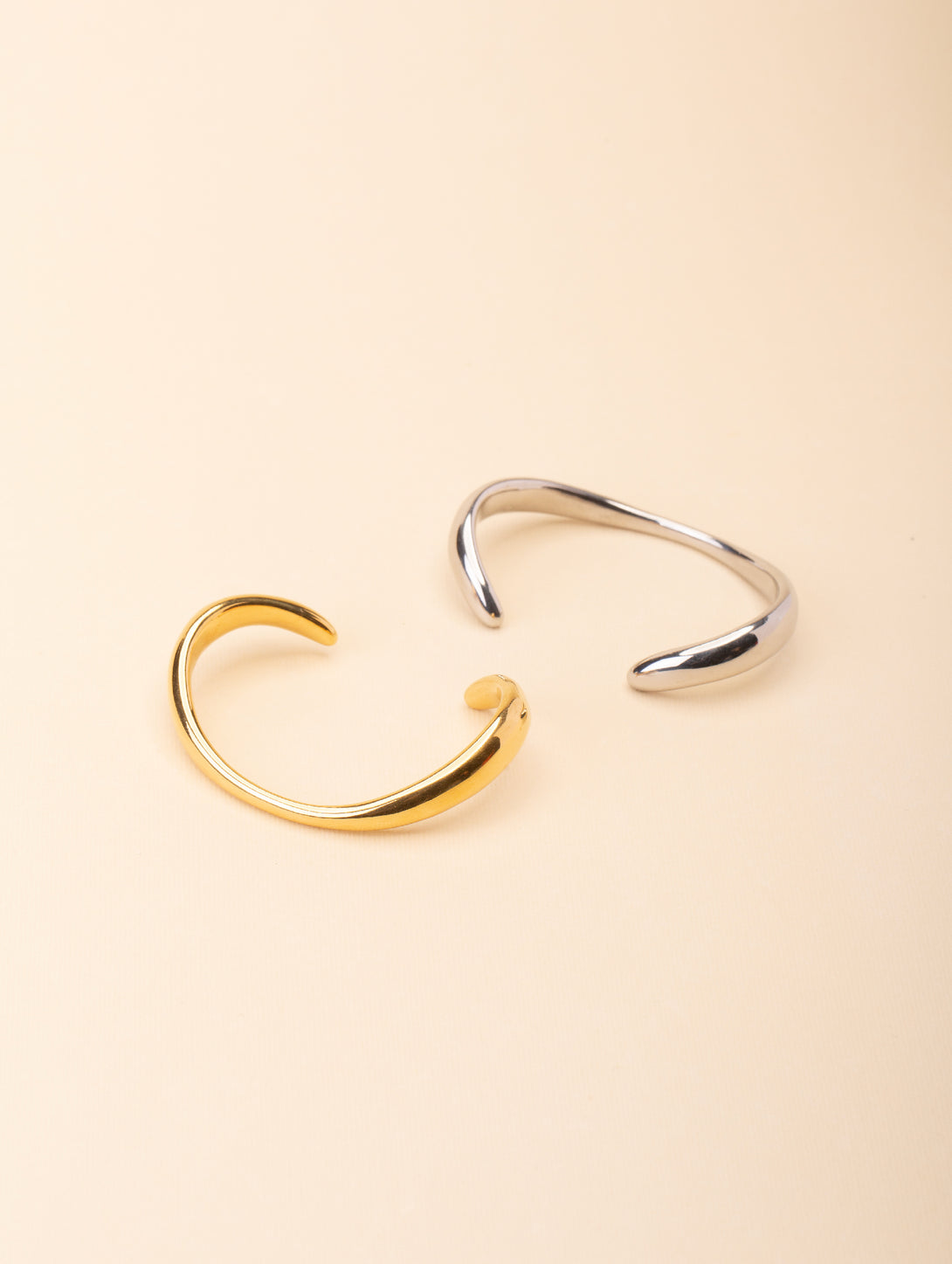Flow Curved Bangle – Minimalist Lab